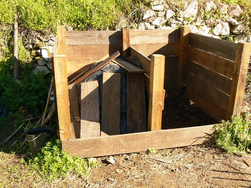 Making compost with animal manure - a quick and a slow way